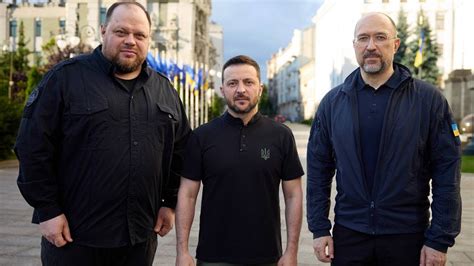 [жестова мова] Звернення Володимира Зеленського з нагоди початку перемовин про вступ України до