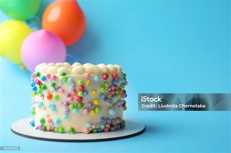 하늘색 배경에 맛있는 크림을 곁들인 귀여운 도시락 케이크 텍스트를 위한 공간 0명에 대한 스톡 사진 및 기타 이미지 0명