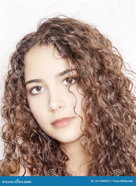 Модель красоты с темными волосами и глазами Стоковое Изображение изображение насчитывающей