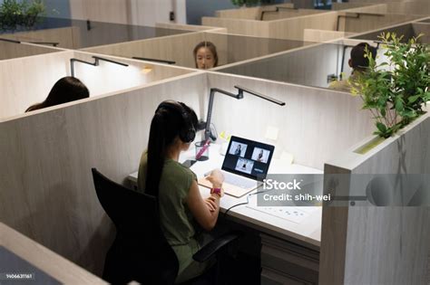 아시아 비즈니스 여성은 개인 책상에 앉아 노트북과 이어폰을 사용하여 얼굴 시간 회의를 갖습니다 일함에 대한 스톡 사진 및 기타 이미지 Istock