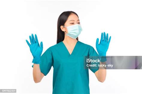 초상화 아시아 여성 의사 스크럽 서있는 손가락 보호 독감 차가운 얼굴 마스크와 수술 장갑을 착용 25 29세에 대한 스톡 사진 및 기타 이미지 Istock