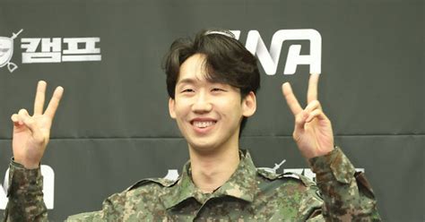 포토 포즈 취하는 이상진