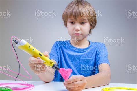 아이 3d 인쇄 펜을 사용 하 여입니다 마음을 만드는 소년 크리에이 티브 기술 레저 교육 개념 3차원 형태에 대한 스톡 사진 및 기타 이미지 Istock
