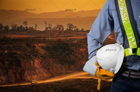 فردی در معدن و جاده با کلاه سفید ایمنی عکس با کیفیت و تصاویر استوک