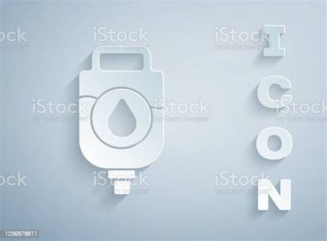 회색 배경에 격리 된 종이 절단 Iv 가방 아이콘 블러드 백 혈액 개념을 기부합니다 치료와 치료의 개념 화학 요법 종이 아트 스타일 벡터 일러스트레이션 마시기에 대한 스톡