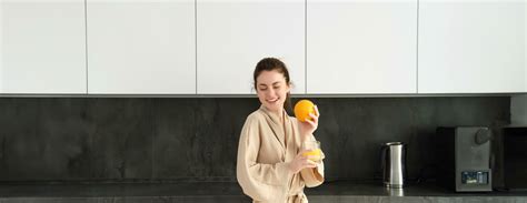 Retrato De Hermosa Morena Mujer En Bata De Ba O Posando Con Naranja