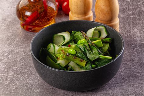 아스파라거스와 아보카도를 곁들인 채식주의자 그린 샐러드 0명에 대한 스톡 사진 및 기타 이미지 0명 건강한 생활방식 건강한 식생활 Istock