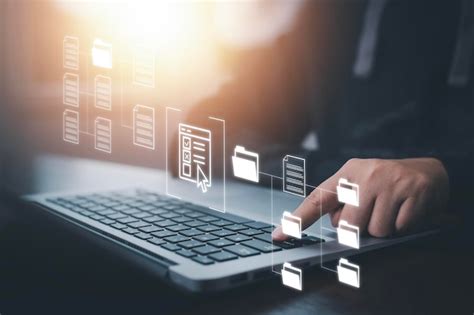 가상 화면이 있는 랩탑에서 작업하는 사업가 회사 파일을 보관하기 위한 랩탑 소프트웨어가 있는 가상 문서 관리 시스템을 설정하는