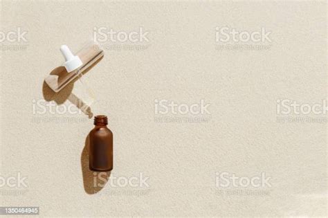 햇빛이있는 모래 배경에 세럼 또는 액체 콜라겐 드롭퍼 병 야자수 잎의 그림자 천연 나무 돌 돌 바위에 대한 스톡 사진 및 기타 이미지 Istock