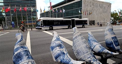 마주보고 있는 평화의 상징물