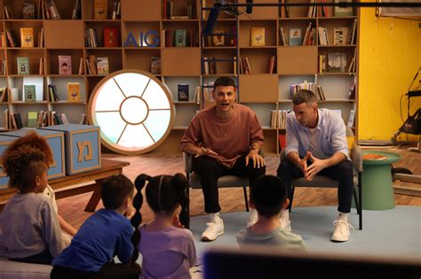 אסי ואלברט מציגים מסיבת גן גרסת 2022 פרסומת חדשה ל Aig מנהלי שיווק