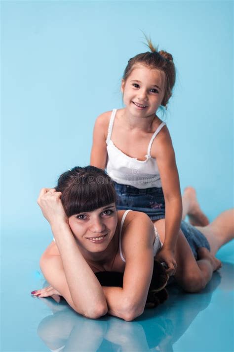 Jonge Moeder Met Dochter Stock Foto Image Of Zorg Vreugde 34520238