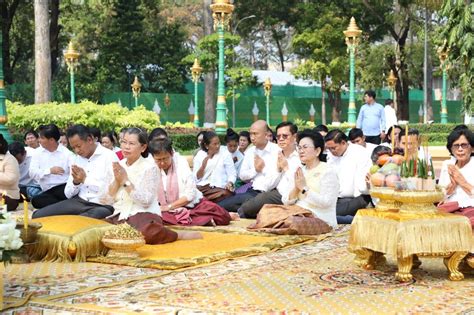 ឧបនាយករដ្ឋមន្ត្រី ម៉ែន សំអន និងមន្ត្រីរាជការកម្ពុជាប្រារព្ធកិច្ចបួងសួងសុំសេចក្តីសុខ