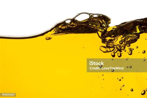 흰색 배경에 분리 된 거품오일 카 모터 윤활유 엔진 윤활유 엔진 오일에 대한 스톡 사진 및 기타 이미지 엔진 오일 식용유 난방유 Istock