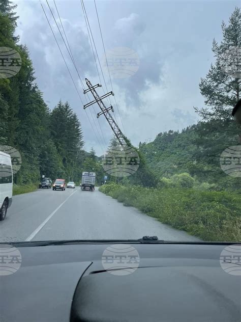 За около час ще бъде затворен пътят Самоков София за да бъде отстранен наклоненият
