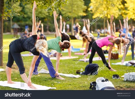 4986 Outdoor Yoga Sunset Class 图片、库存照片和矢量图 Shutterstock