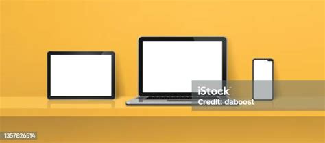 노란색 벽 선반에 노트북 휴대 전화 및 디지털 태블릿 Pc 배너 배경 태블릿에 대한 스톡 사진 및 기타 이미지 태블릿 책상 전화 Istock