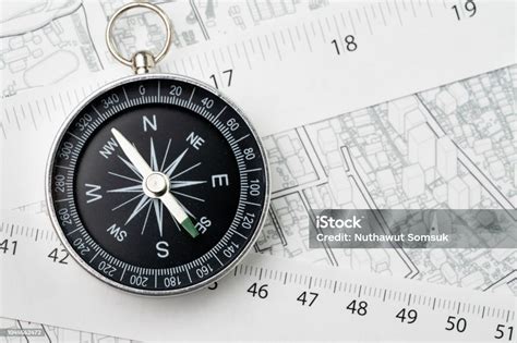 속성 또는 부동산 위치 방향 탐색 및 거리 개념의 지도 교통에 테이프를 측정 하 고 건물 거리와도 지도와 나침반 바다에 대한 스톡 사진 및 기타 이미지 Istock