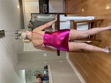 Dani D GILF tanzT IN ENGEN KLEIDERN MIT ABSÄTZEN xHamster