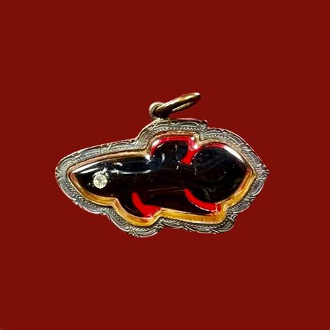 ปลากัดสารพัดนึก หลวงปู่น่วม วัดโพธิ์ศรีเจริญ สุพรรณบุรี เนื้อไม้พญางิ้วดำแกะตาฝังเพชร เลี่ยมกรอบ