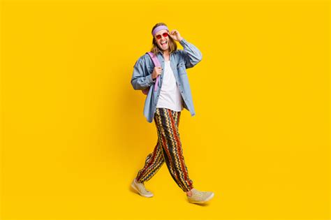 시원한 젊은이 산책 빈 공간을 입고 데님 셔츠를 입고 노란색 배경에 고립 된 전체 크기 사진 30 34세에 대한 스톡 사진 및 기타 이미지 Istock