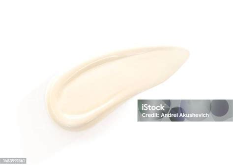 화장품 크림 얼룩 3d 렌더링 베이지 색 미용 제품 샘플 메이크업 컨실러 파운데이션 안면 마스크 세럼 우유 또는 로션 스머지 드롭 텍스처 흰색 배경에 격리 된 견본 보습제에