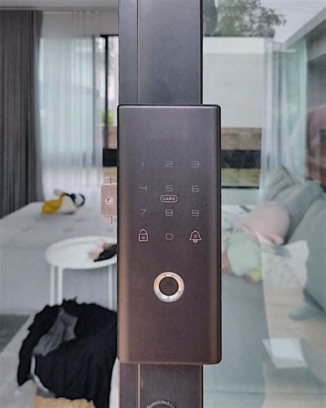 ติดตั้งกลอนประตูดิจิตอลพร้อมระบบสแกนลายนิ้วมือ ประตูเลื่อนบานคู่ชนกลางครับ 📍 บุราสิริ วงแหวน