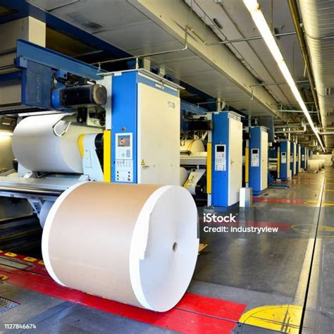 종이 롤과 신문 및 잡지의 생산을 위한 대형 인쇄소에 오프셋 인쇄 기계 공장 산업 건물에 대한 스톡 사진 및 기타 이미지 공장 산업 건물 굴리기 독일 Istock