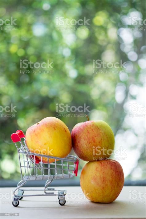 나무 바닥과 자연 배경에 쇼핑 카트에 신선한 사과 빨간색 0명에 대한 스톡 사진 및 기타 이미지 0명 3가지 개체 가냘픈 Istock