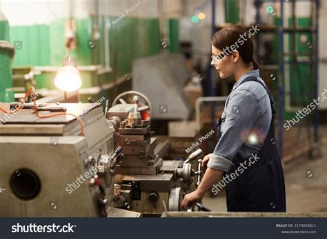 3 074 Imagens De Women On Lathe Imagens Fotos Stock E Vetores Shutterstock