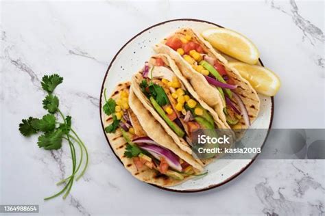 구운 닭고기 아보카도 옥수수 커널 토마토 양파 실란트로 살사를 곁들인 멕시코 타코 전통적인 멕시코 와 라틴 아메리카 길거리 음식 맨 위 보기입니다 거리에 대한 스톡 사진 및