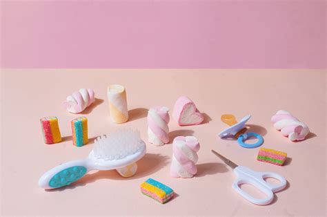 화려한 사탕 마시멜로 아기 헤어 브러시 가위와 젖꼭지 파스텔 색상 아기 건강 또는 수면 개념귀여운 핑크 배경 0명에 대한 스톡 사진 및 기타 이미지 Istock