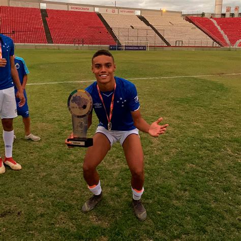 Quién Es Joao Mendes De Assis Moreira El Hijo De Ronaldinho Que Dejó