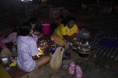 เชื่อคืน ประตูนรก สวรรค์ เปิด จัดหนังกลางแปลงกลางสุสาน ฉายหนังให้ผีดู