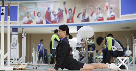 평양 역도 경기장에서 스트레칭하는 문정선