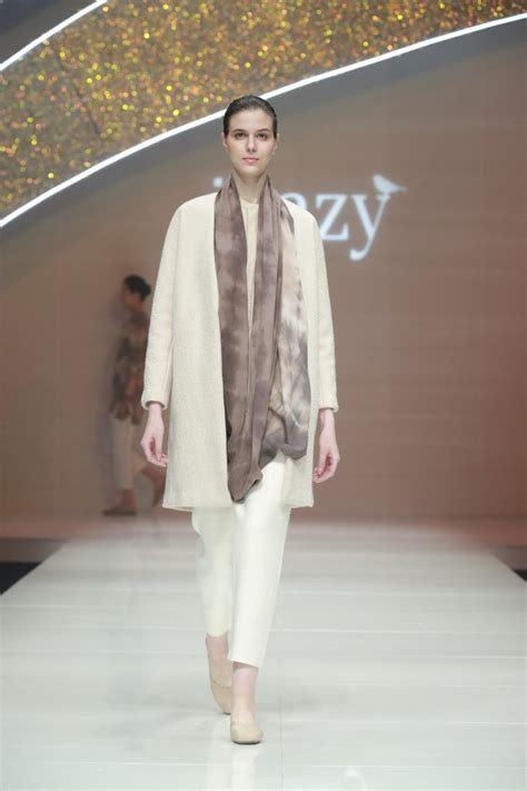 城市之光×杭州 Ilazy · 李玲洁 201920秋冬高级成衣秀 Beijing Fall 2019 天天时装 口袋里的时尚指南