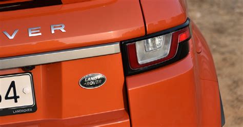 포토 입체감이 돋보이는 레인지로버 이보크 컨버터블의 리어 콤비네이션 램프