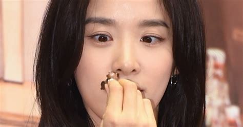 이청아 피규어에 집중한 눈동자 모두의 주방