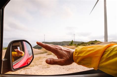 한 남자가 창밖으로 손을 들고 차로 여행하고 해질녘에 바람을 잡는다 차에 대한 스톡 사진 및 기타 이미지 차 자유 45 49세 Istock