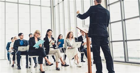 세미나 회의에서 만나는 사업가 그룹 직원 교육 교육 세션에서 강사의 말을 듣는 청중 전문가 연사와 함께하는 사무원 커뮤니티 서밋 포럼 사진 Unsplash의 실내 이미지