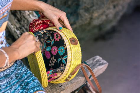 밖에 서 유행 세련 된 노란색 등나무 가방 여자 손 발리 인도네시아의 열 대 섬입니다 등나무와 실크 가방에 대한 스톡 사진 및 기타 이미지 Istock