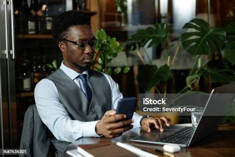 카페에서 노트북으로 일하는 아프리카계 미국인 사업가 35 39세에 대한 스톡 사진 및 기타 이미지 35 39세 경영자 기업 비즈니스 Istock