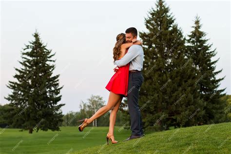 Man Knuffelt Zijn Vriendin Man Bekent Zijn Liefde Voor Zijn Vriendin