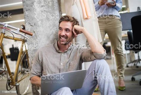 사무실에서 비즈니스 프로젝트에 종사 하는 창조적 인 비즈니스 사람들 개념에 대한 스톡 사진 및 기타 이미지 개념 계획 기업 문화 Istock