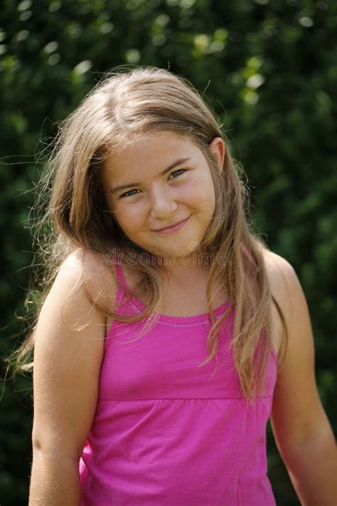 Rapariga No Vestido Cor De Rosa Foto De Stock Imagem De Brilho Sorriso