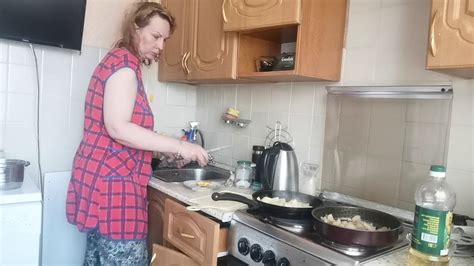 Анастасія важко зітхнула і витерла сльози Треба в магазин сходити Хоч хліба й картоплі