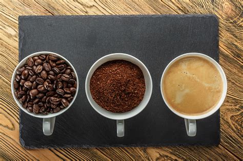 커피 만들기의 3 단계입니다 신선 하 고 향기로운 에 나무 배경 정상에서 전망입니다 0명에 대한 스톡 사진 및 기타 이미지 0명 3가지 개체 갈색 Istock