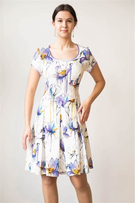 Рокля бял фон с лилави цветя