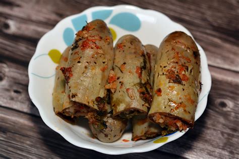 흰 쌀 양파 파슬리 딜 및 고수풀로 채워진 가지 Mahshi 쌀로 가득 찬 흰 Aubergine Mahshy의 아랍 이집트 전통 요리의 선택적 초점 0명에 대한 스톡 사진