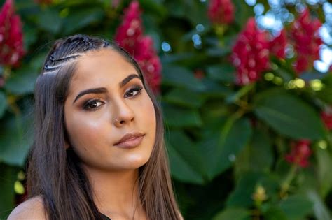 Hermosa Chica Morena Posando En Fotos En La Naturaleza Foto Premium